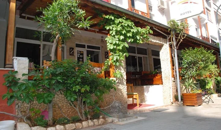 Rain Hotel, Erdemli